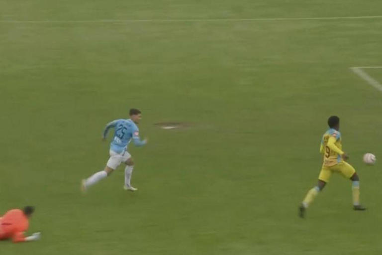 Seul face au but, sans gardien... L'incroyable manqué de cet attaquant ...