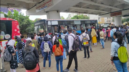 PMPML bus shelter project misses deadline