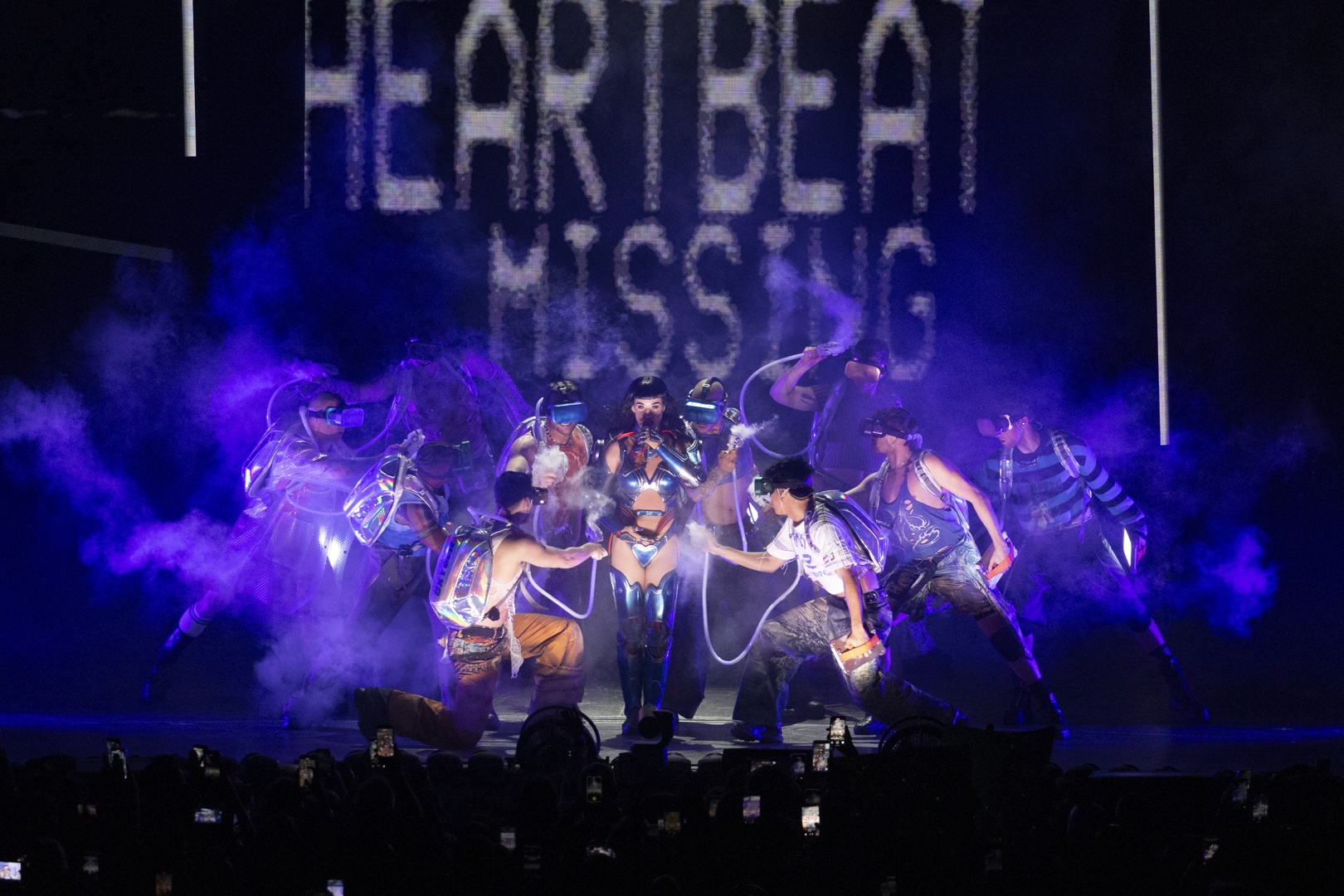 Katy Perry monta una gincana pop futurista en el Palau Sant Jordi de ...