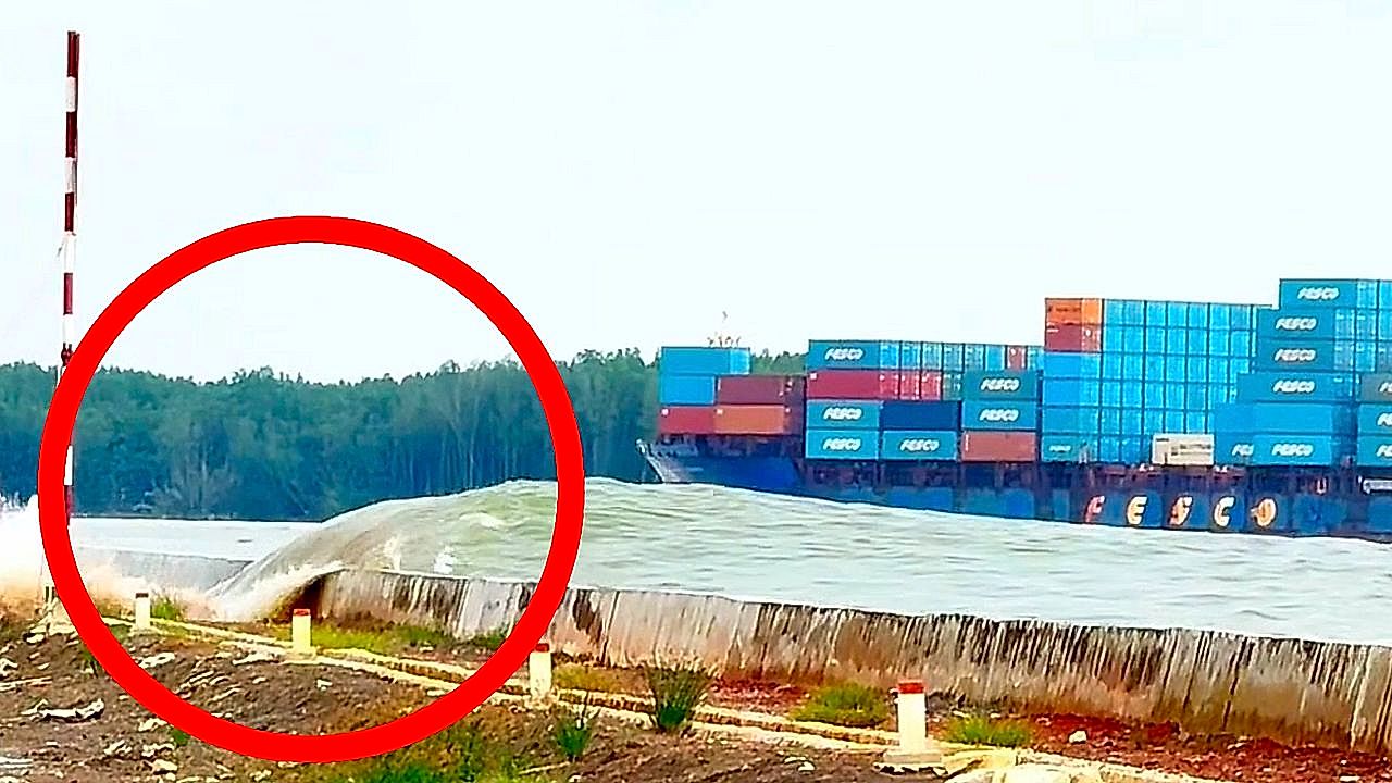 Massive waves floods riverbank as cargo ships passes