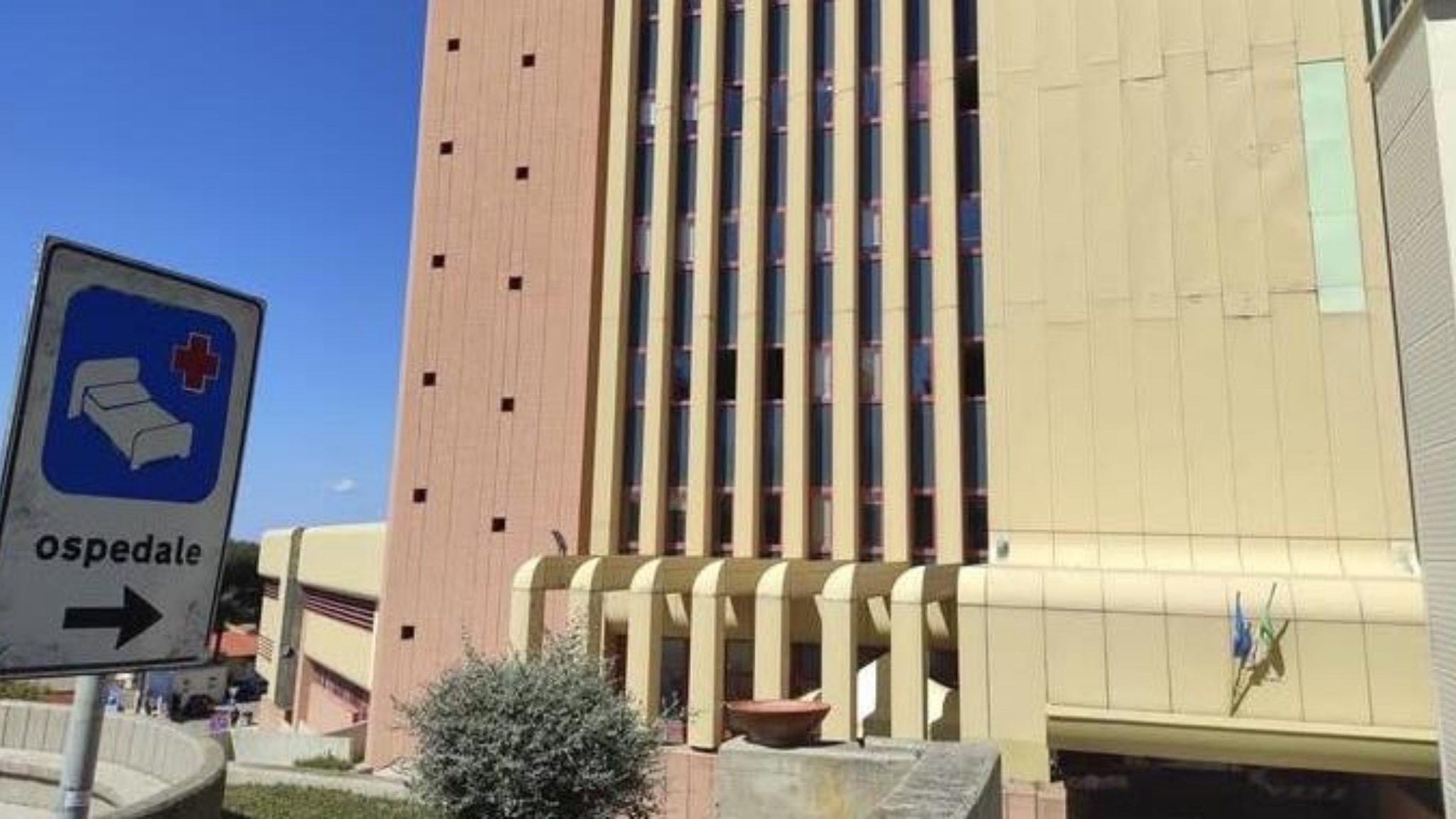 Piombino, morto l'operaio che aveva avuto un incidente sul lavoro