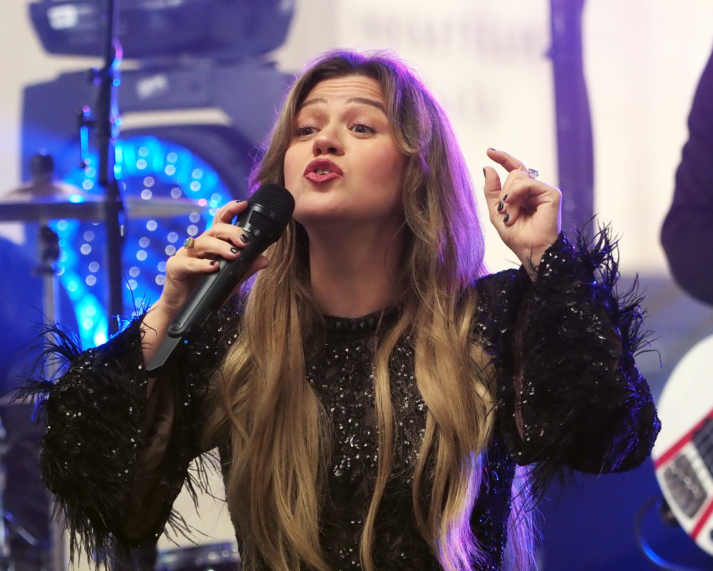 Kelly Clarkson Helps Fans Get Engaged in Las Vegas Concert Return After ...