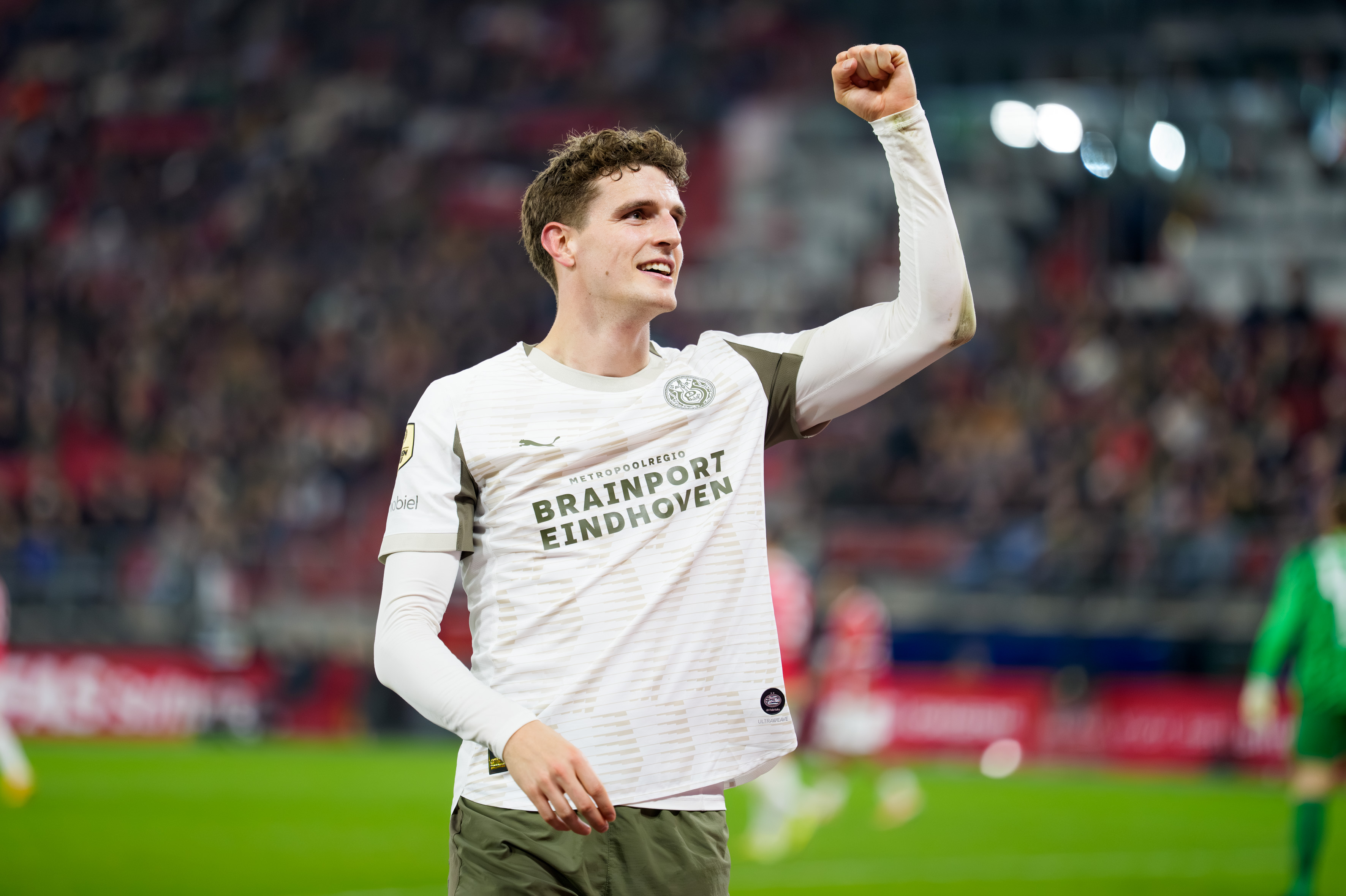 PSV laat dankzij hattrick Til geen spaan heel van AZ en legt druk bij ...