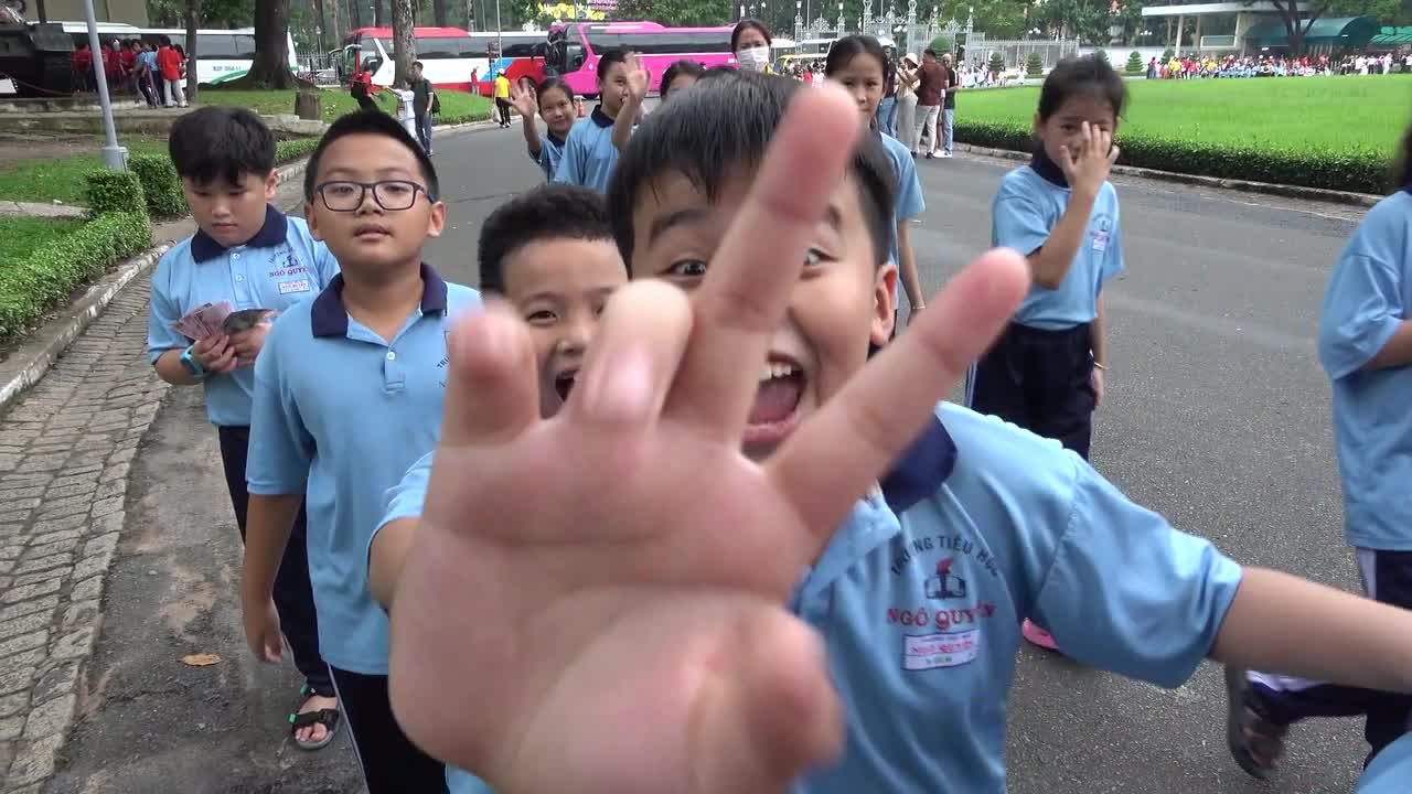 Hundreds of Vietnamese Children Visiting the Reunification Palace in ...
