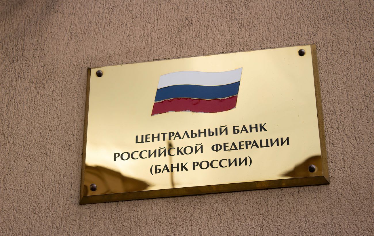 Russians abandon long-term deposits as banking trust collapses, Ukraine ...
