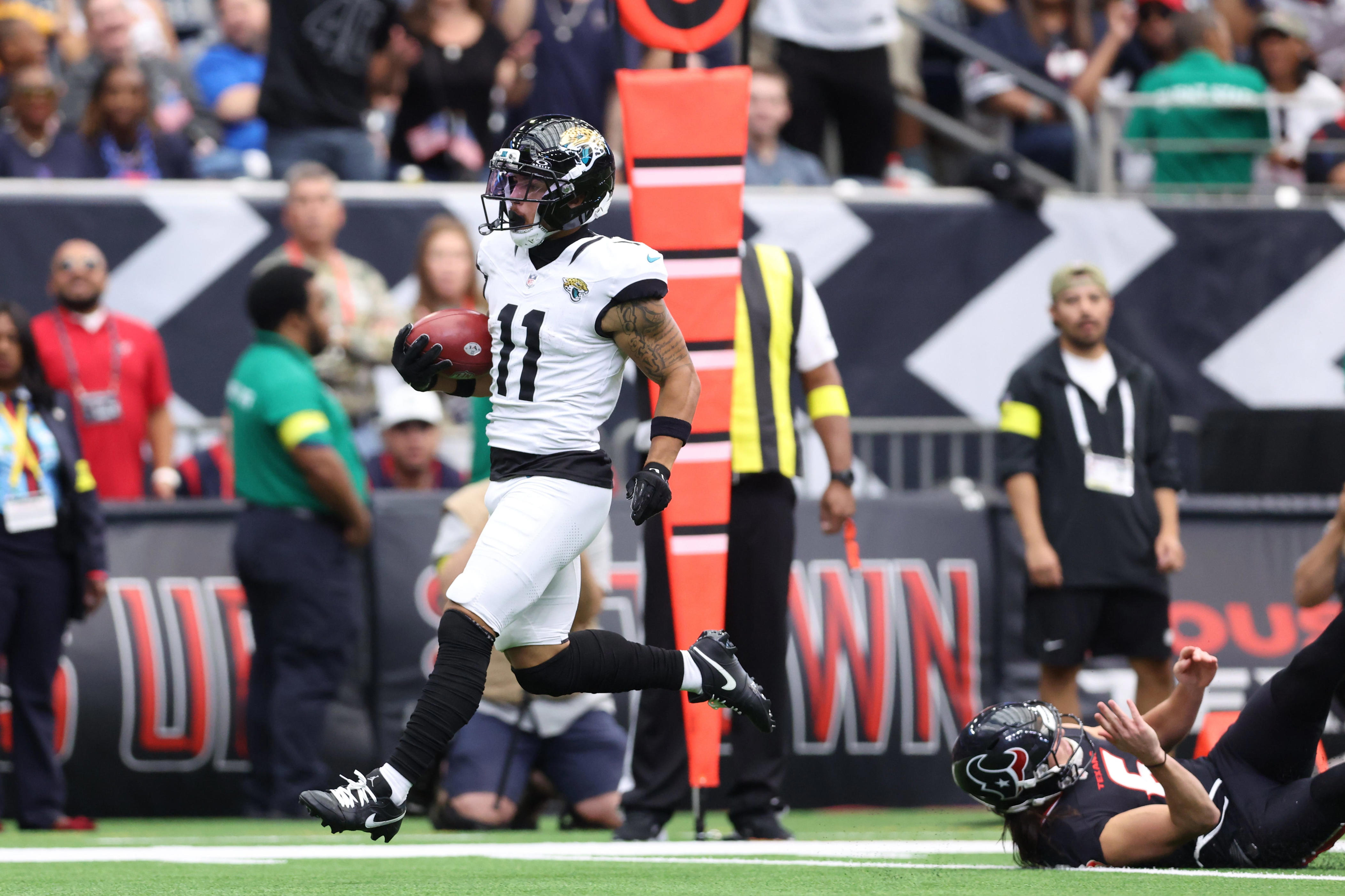 Trevor Lawrence struggles, Brenton Strange steps up in Jaguars' OT win