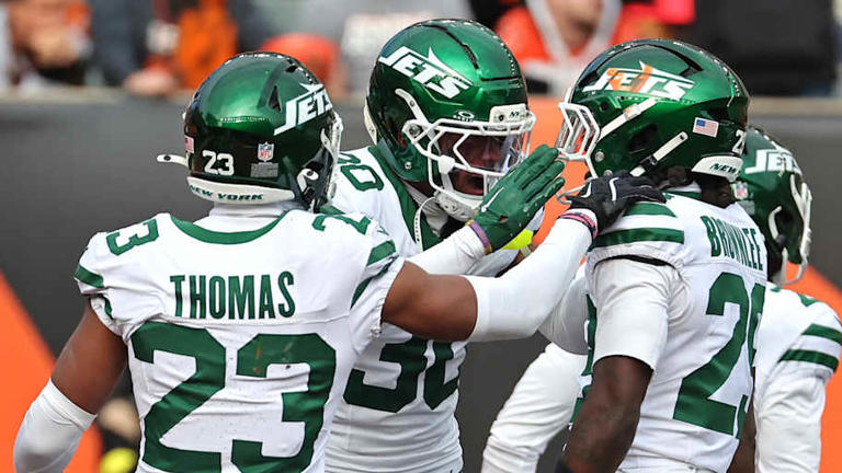 Jets Rookie Azareye'h Thomas Exits After Suffering Concussion