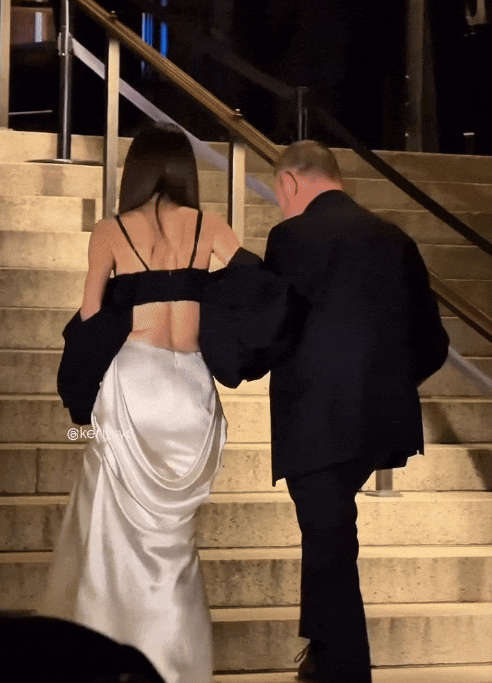 Vera Wang được khen có eo mỏng như giấy A4