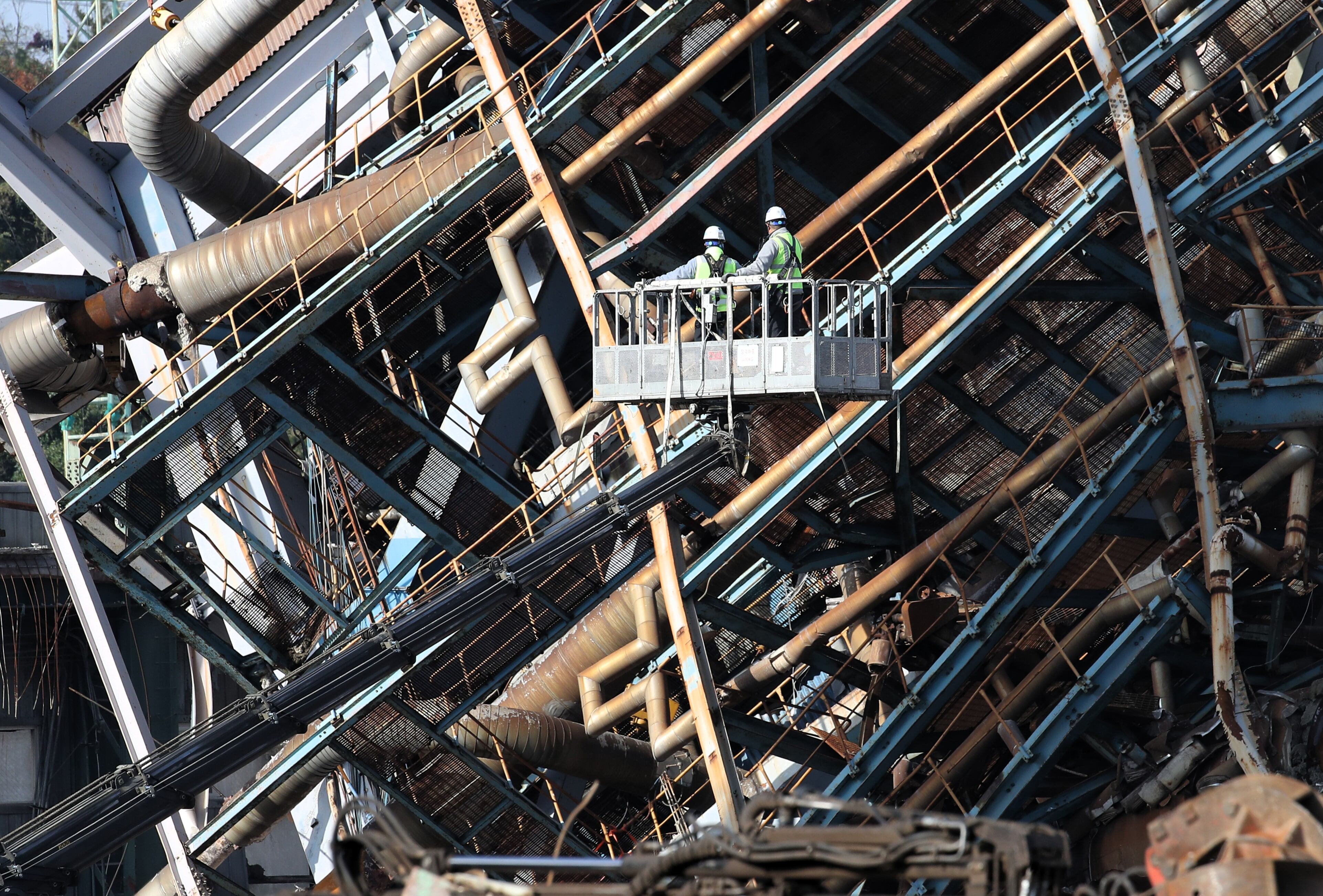 Towers Dismantled to Rescue Four Trapped
