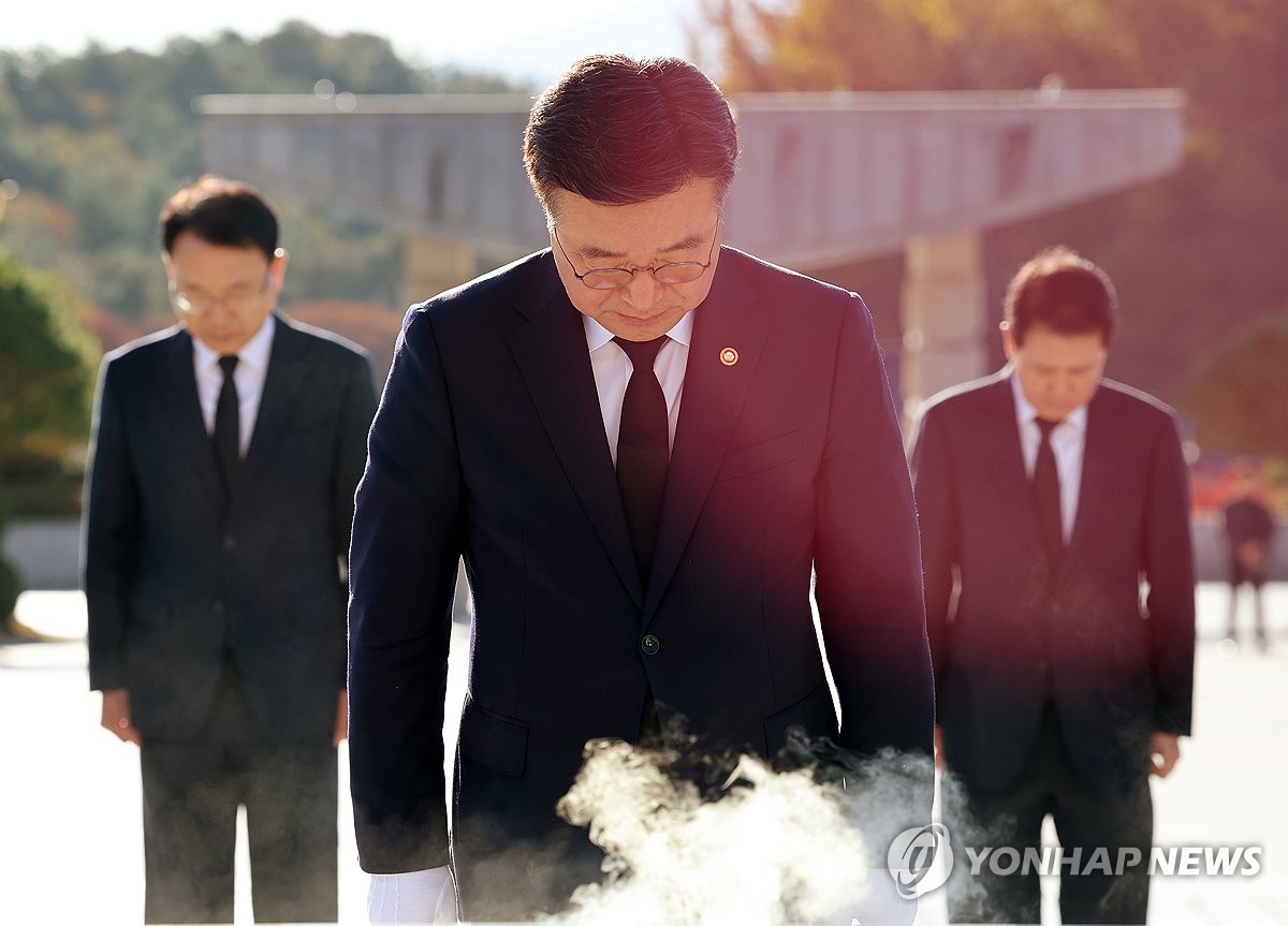 El ministro del Interior visita el cementerio del 18 de mayo