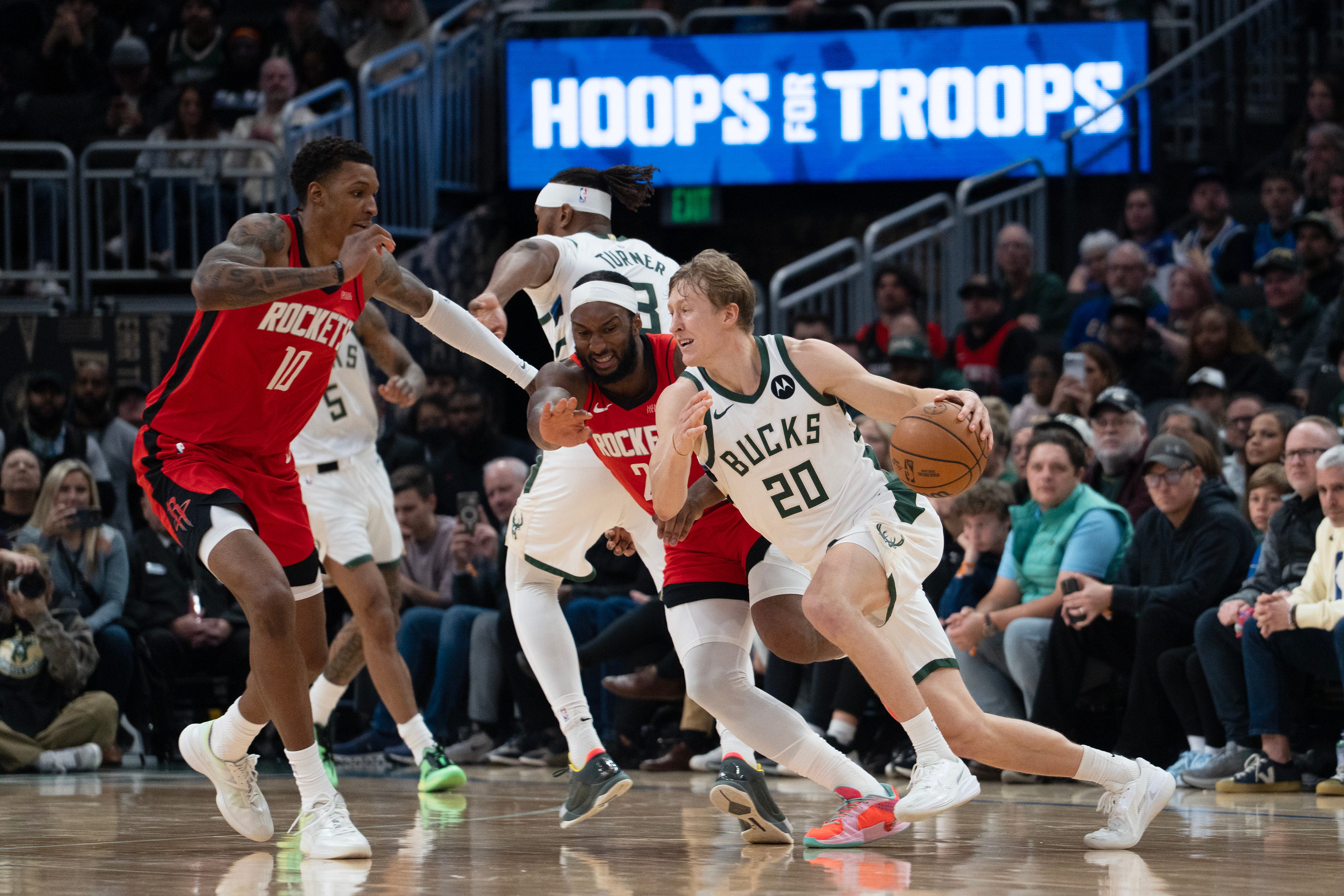 Hornets lead Bucks 37-27 after first quarter