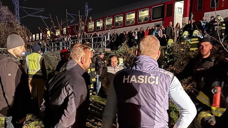 Slovakya'da korkunç kaza! Yolcu trenleri kafa kafaya çarpıştı... Çok ...
