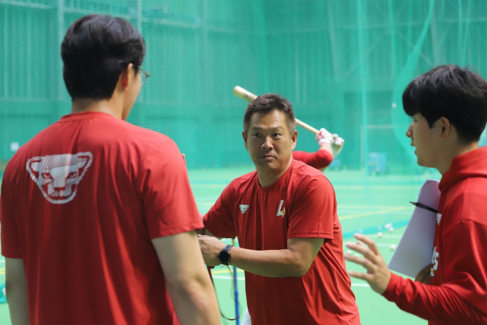 NPB 403홈런 거포가 SSG 캠프에 등장했다…"중요한 것들 계속 꾸준하게 얘기할 것"