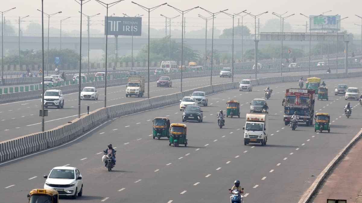 Delhi AQI Remains 'Very Poor' As Thick Smog Envelops City; 6 Stations ...