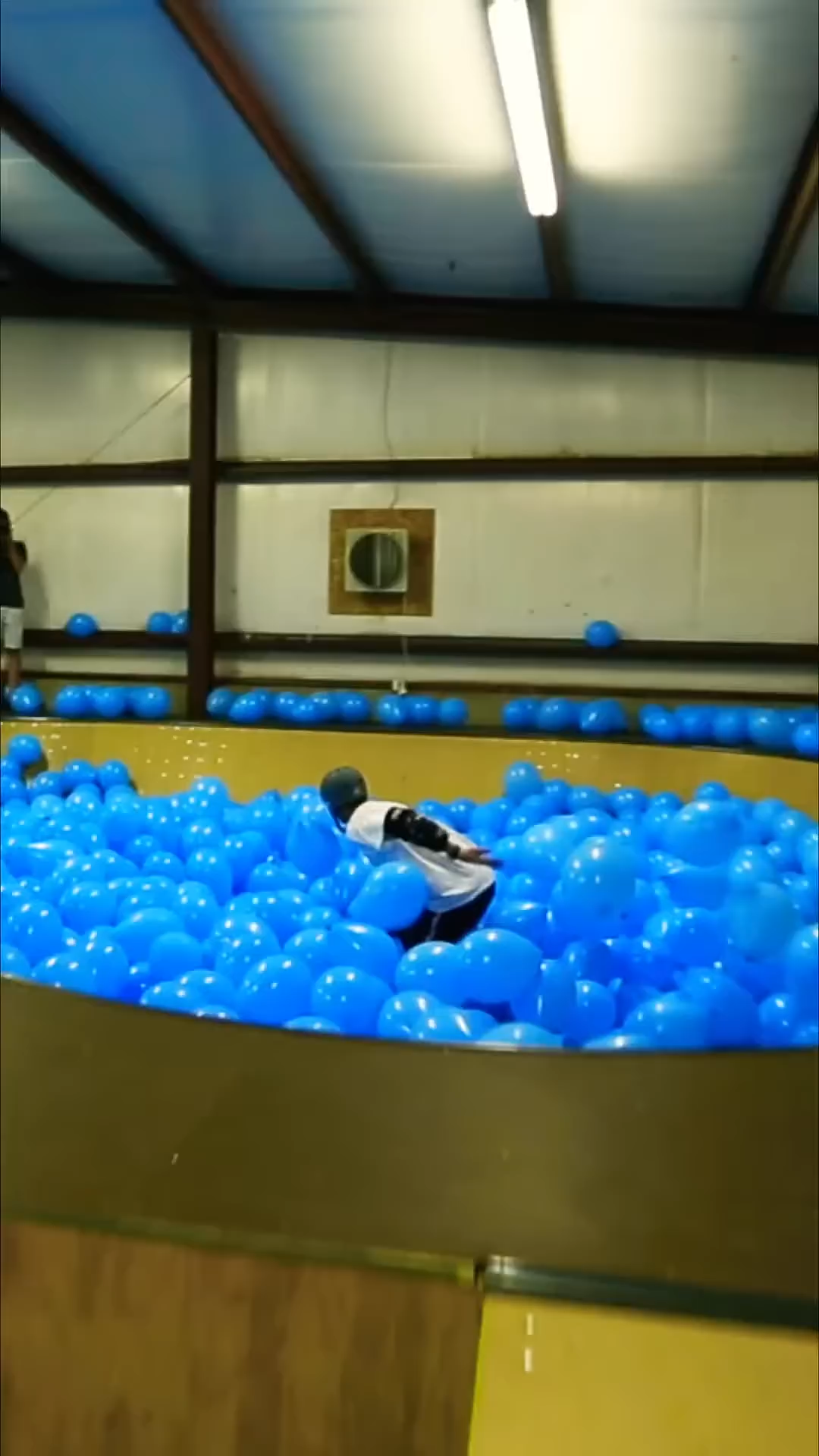 Balloon Chaos in the Half Pipe