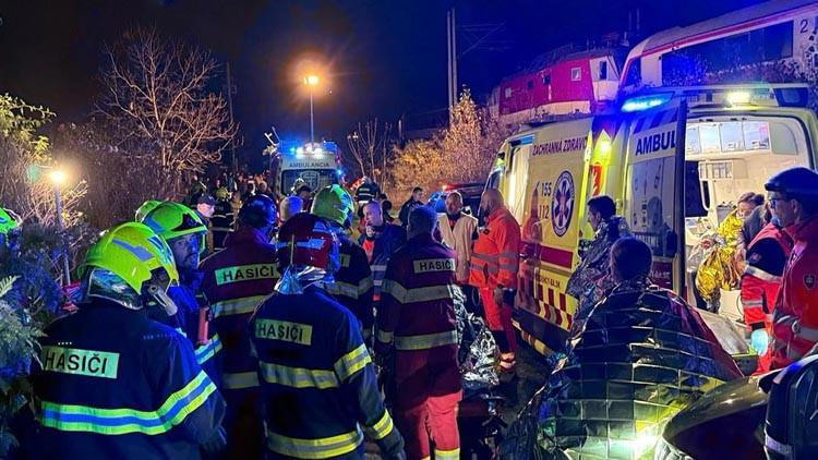 Slovakya'da korkunç kaza! Yolcu trenleri kafa kafaya çarpıştı... Çok ...
