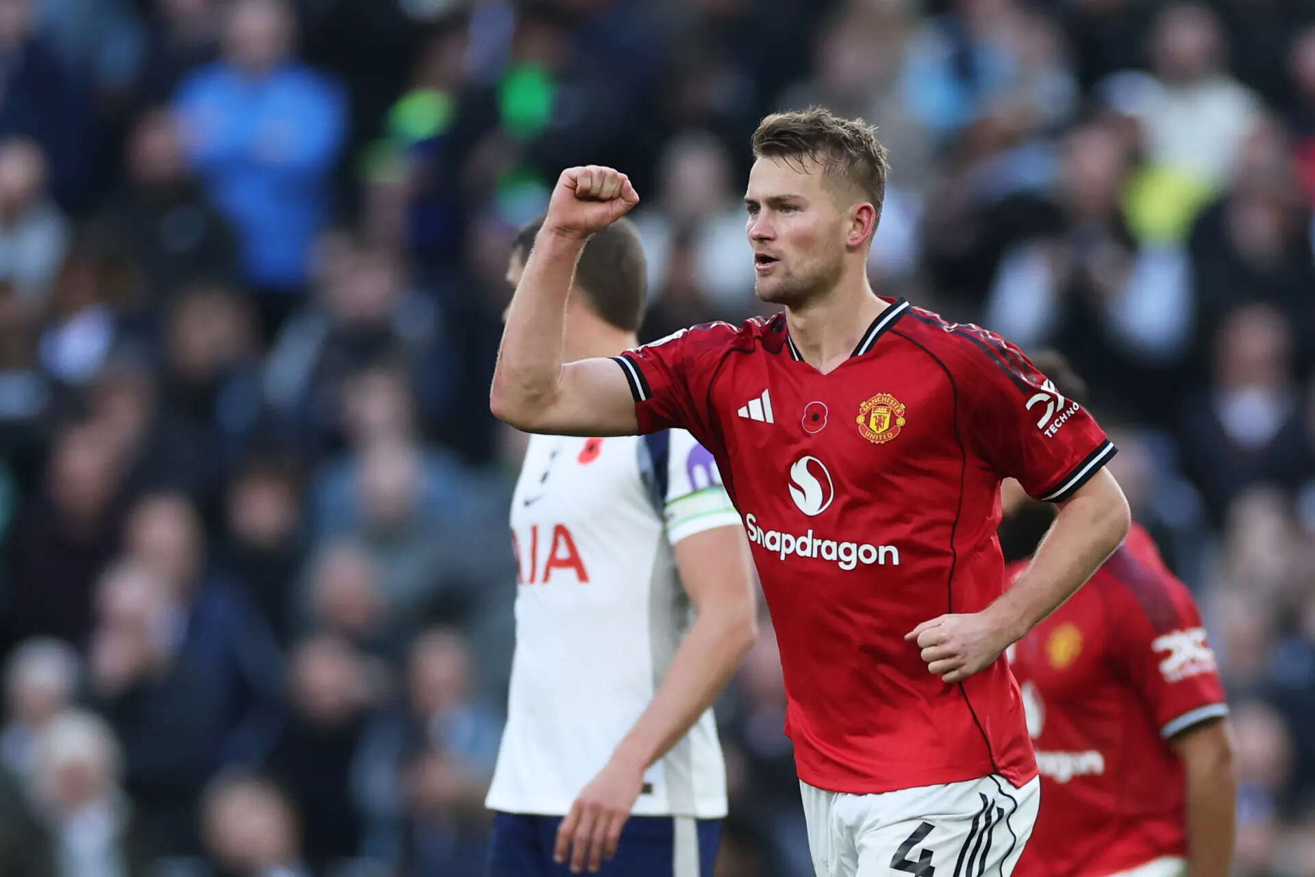 Premier League: Matthijs de Ligt's last-gasp header helps Manchester ...