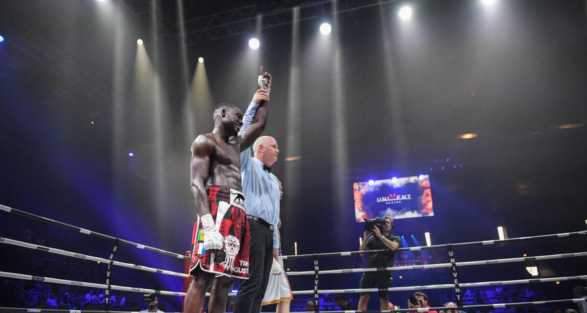 National 2 : un champion de boxe a donné le coup d’envoi d’un match de ...