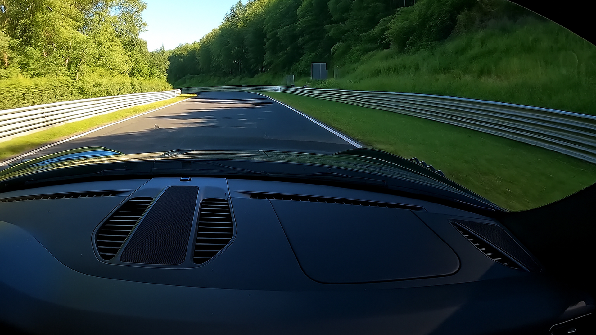 La Porsche GT2 RS établit un nouveau record du tour au Nürburgring ...