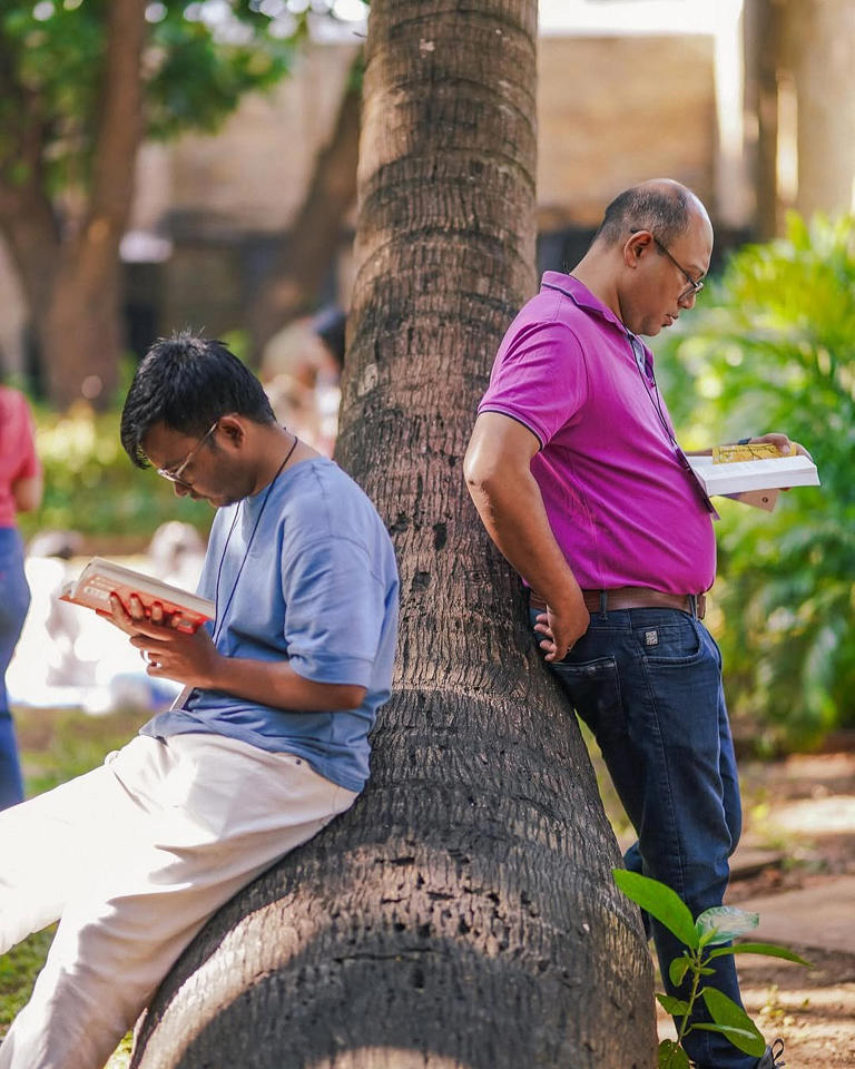 Hundreds Of Mumbaikars Step Out To Read Their Favourite Books Over The ...