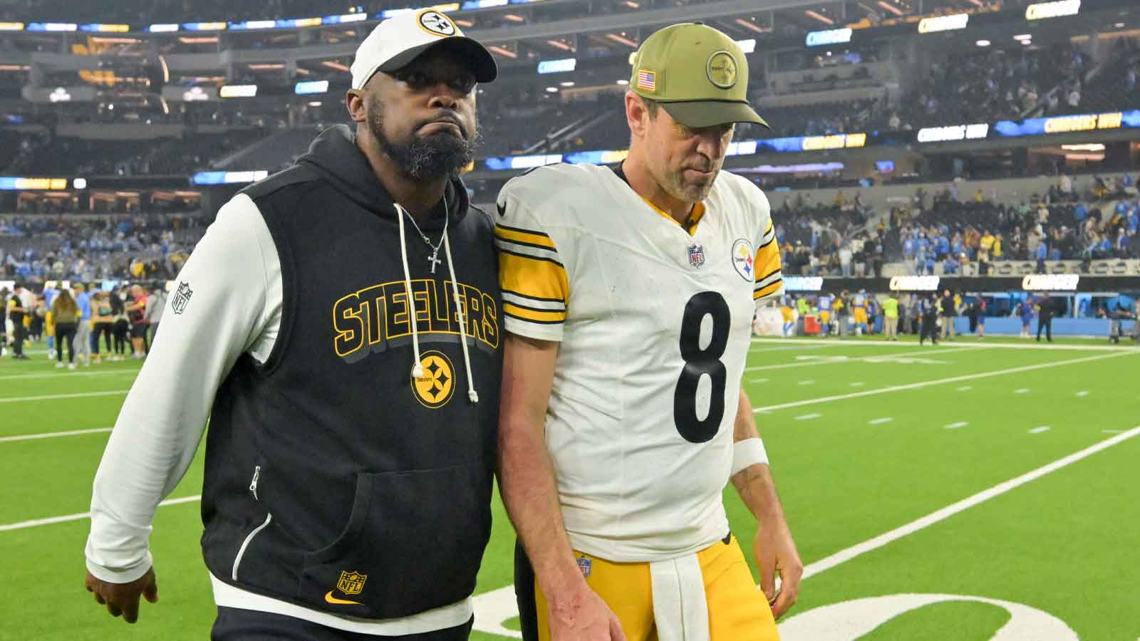 Steelers’ Mike Tomlin stares down reporter after Aaron Rodgers question