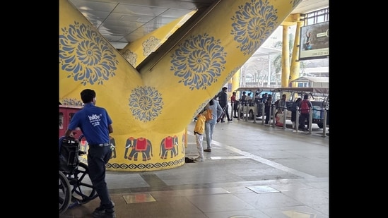 Child urinates outside Chennai airport, sparks civic sense debate ...