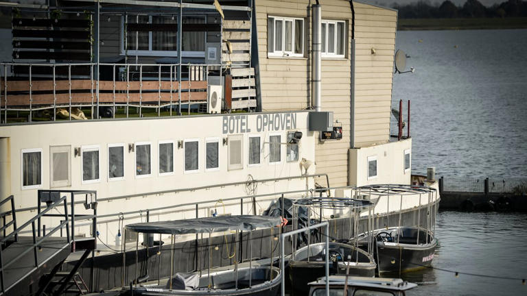 Omstaanders redden twee Nederlandse drenkelingen van gezonken boot in ...