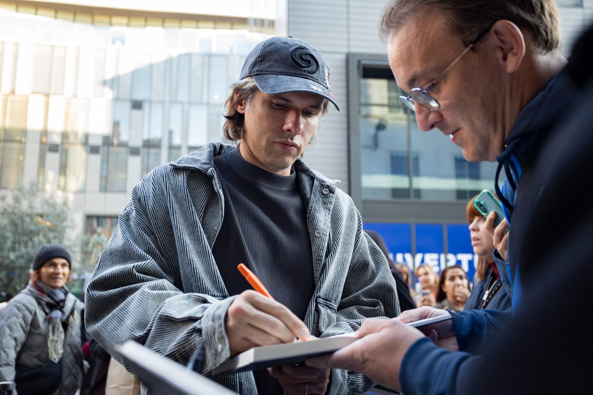 Un peu gêné mais amusé: Orelsan botte en touche "pour l’instant" après ...