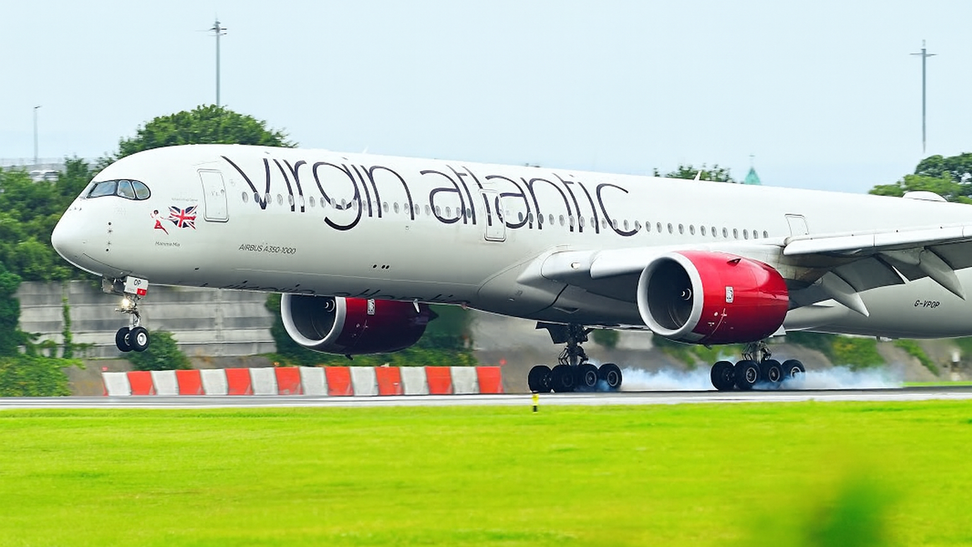 Manchester United Plane Arrives