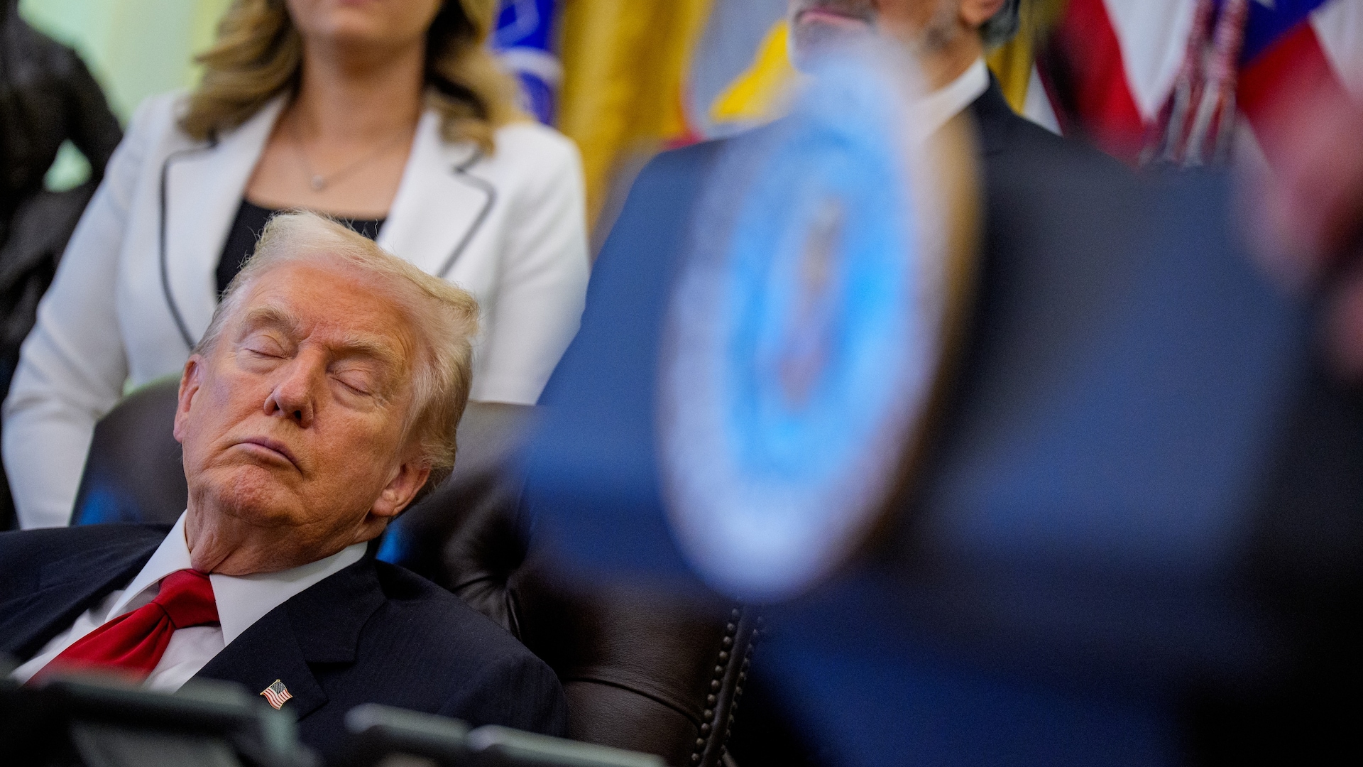 Von wegen „Sleepy Joe“: Trump nickt bei wichtigem Termin ein und wird ...