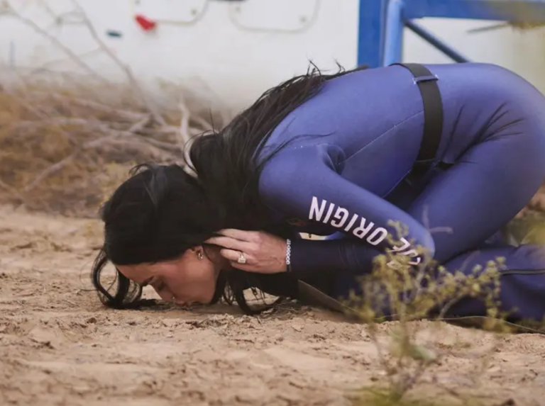 Rachel Lynn Dresses as Katy Perry & Poses With Orlando