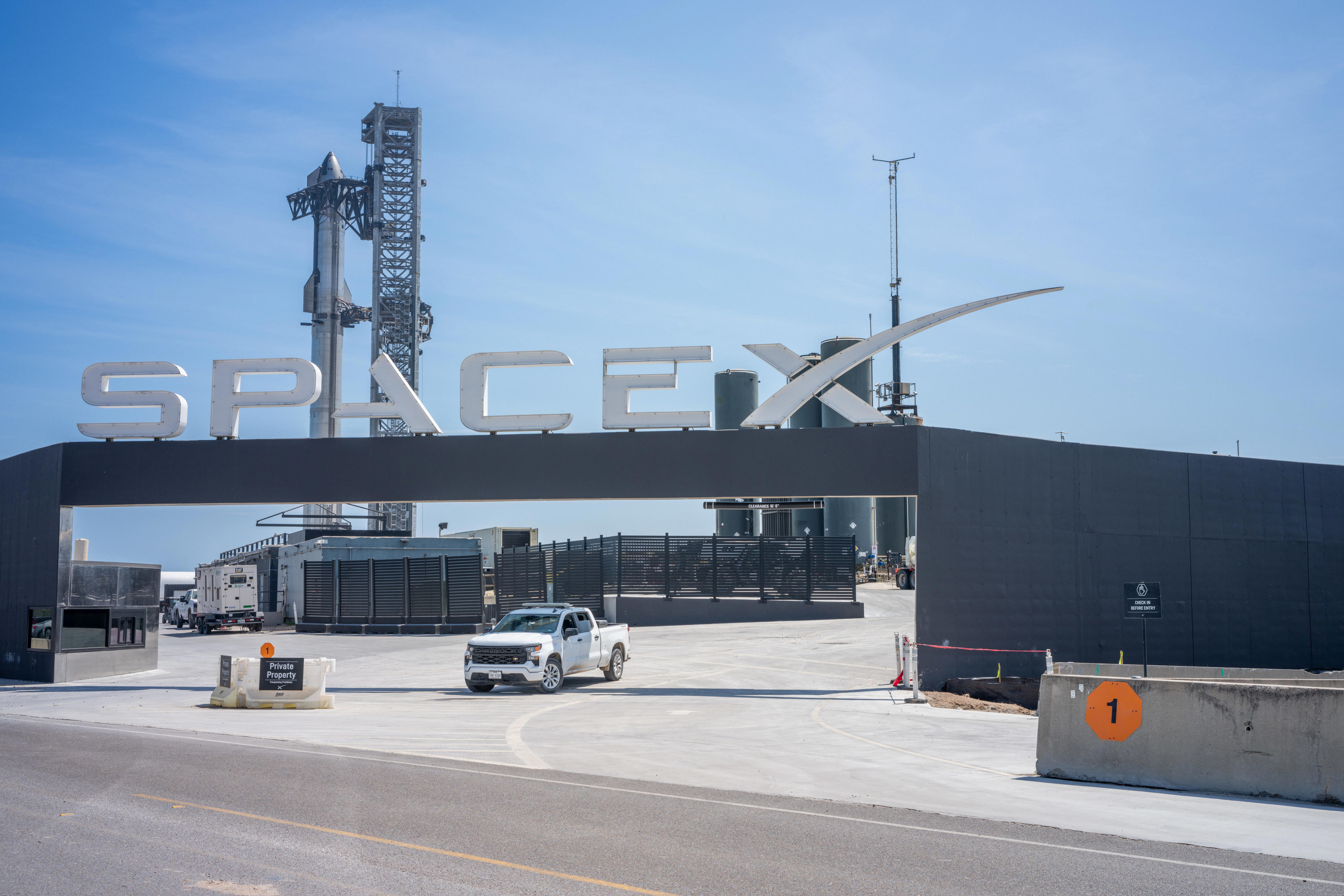 SpaceX begins construction on $250 million 'gigabay' at Starbase to ...