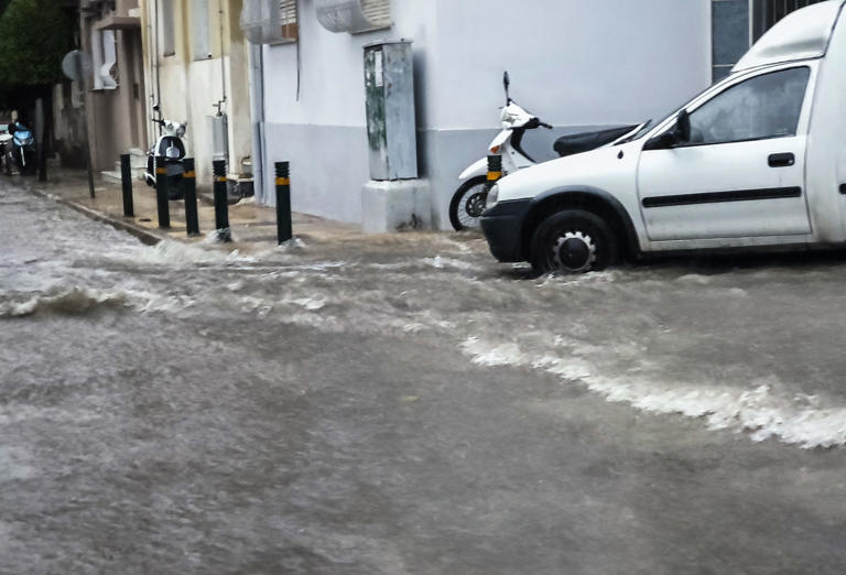 Καιρός: Προβλήματα στους δρόμους της Αττικής με φόντο την καταιγίδα ...