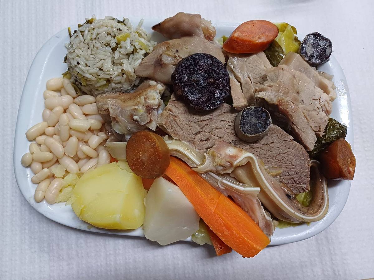 Nestas tascas de Lisboa, o Cozido à portuguesa é servido como manda a ...