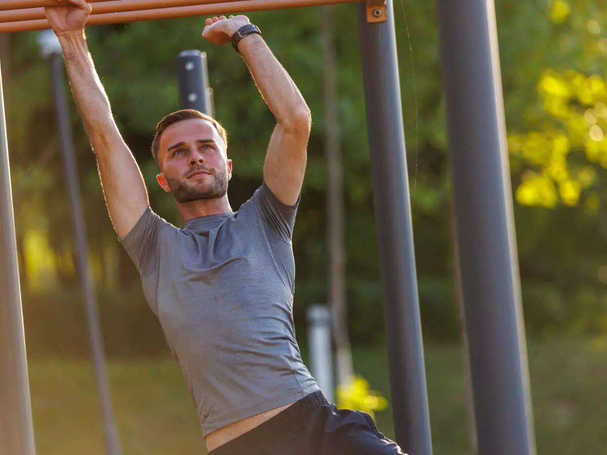6 surprising benefits of hanging from a pull-up bar