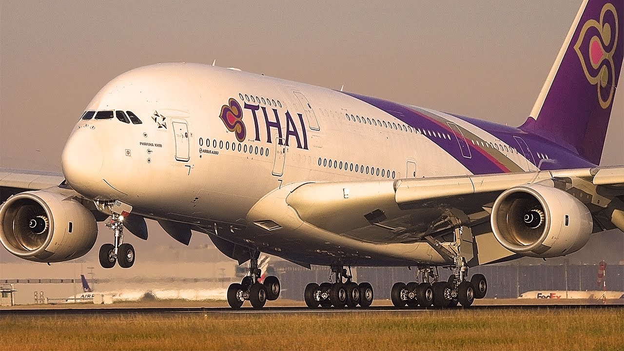 Watch jets slam the runway at Paris CDG in extreme landings