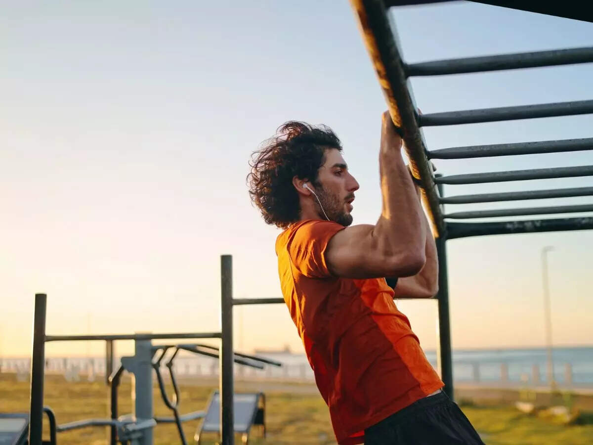 6 surprising benefits of hanging from a pull-up bar