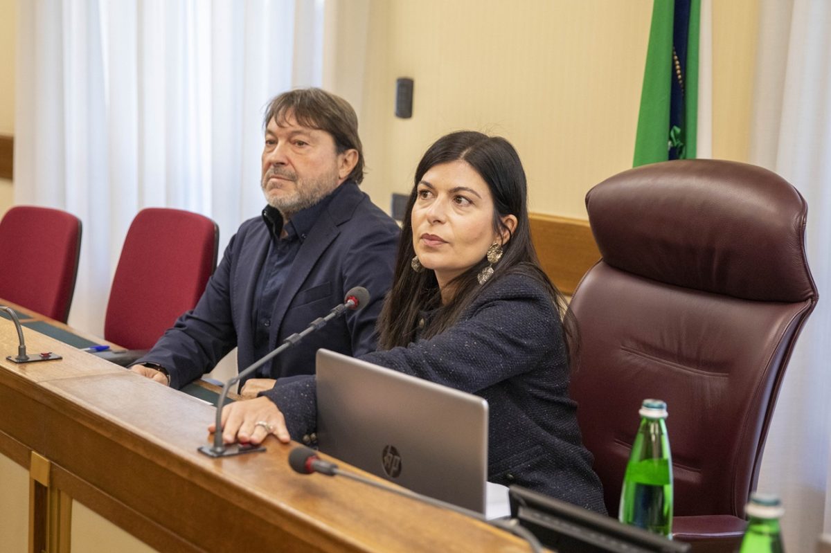 La foto della deputata meloniana Chiara Colosimo con la statuetta del Duce