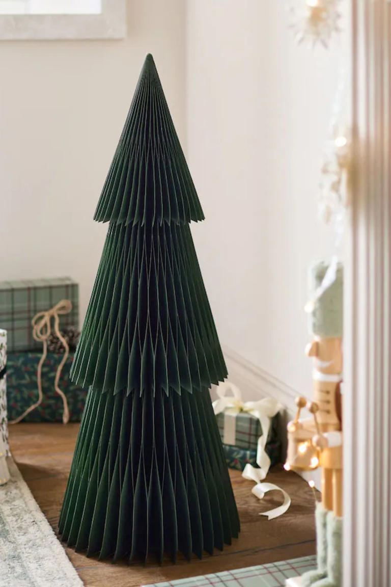 This Paper Christmas Tree Is a Minimalist's Festive Miracle