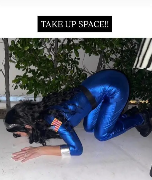 Rachel Lynn Dresses as Katy Perry & Poses With Orlando