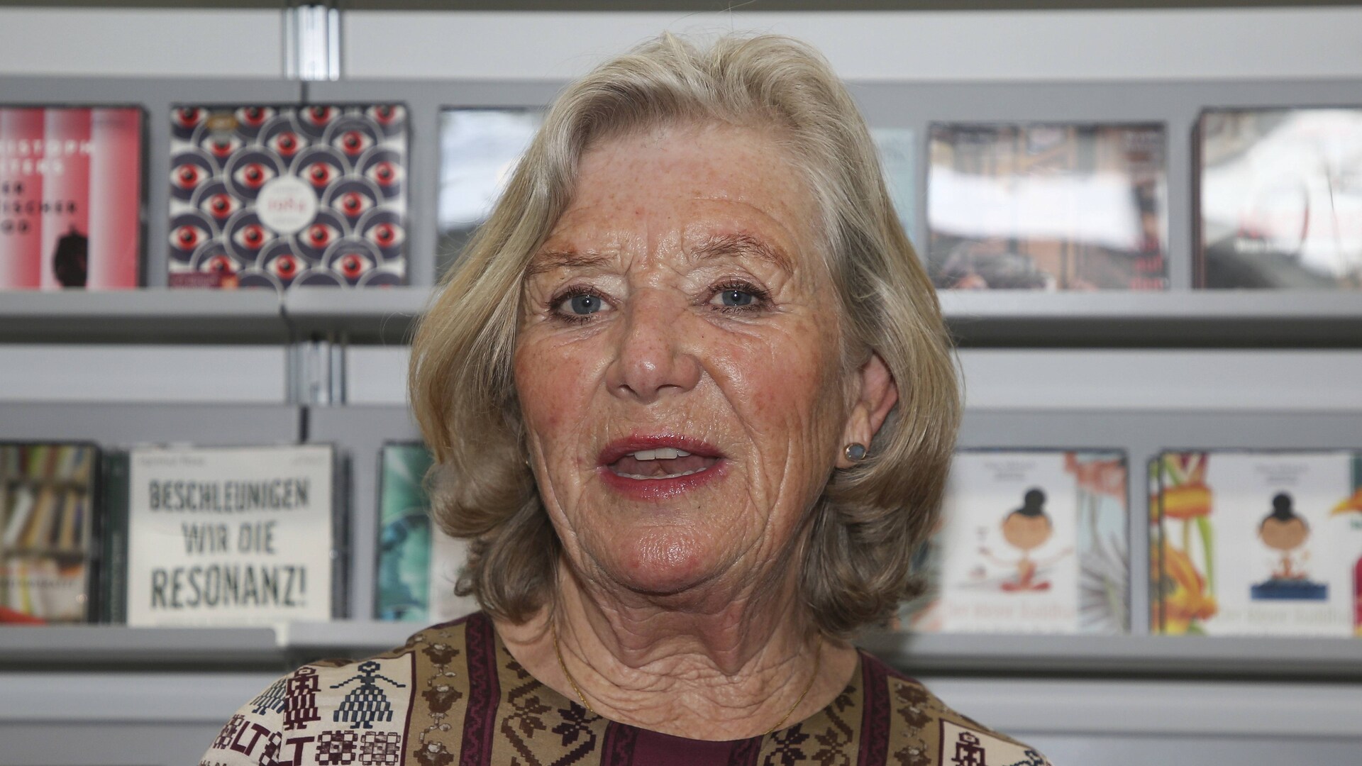 Jutta Speidel ist ihren Lappen los – und bittet auf dem roten Teppich ...