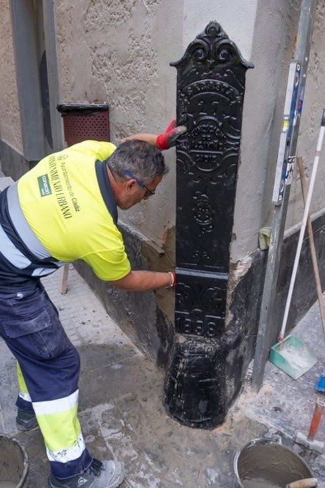 Las calles del centro de Cádiz recuperan los guardacantones de ...