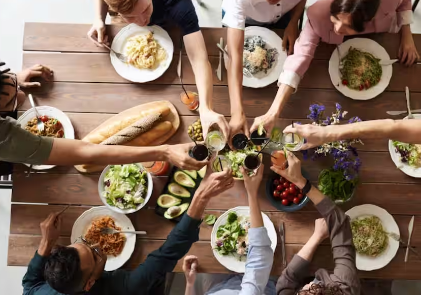 How to avoid overeating when eating out: 8 effective tips from a ...