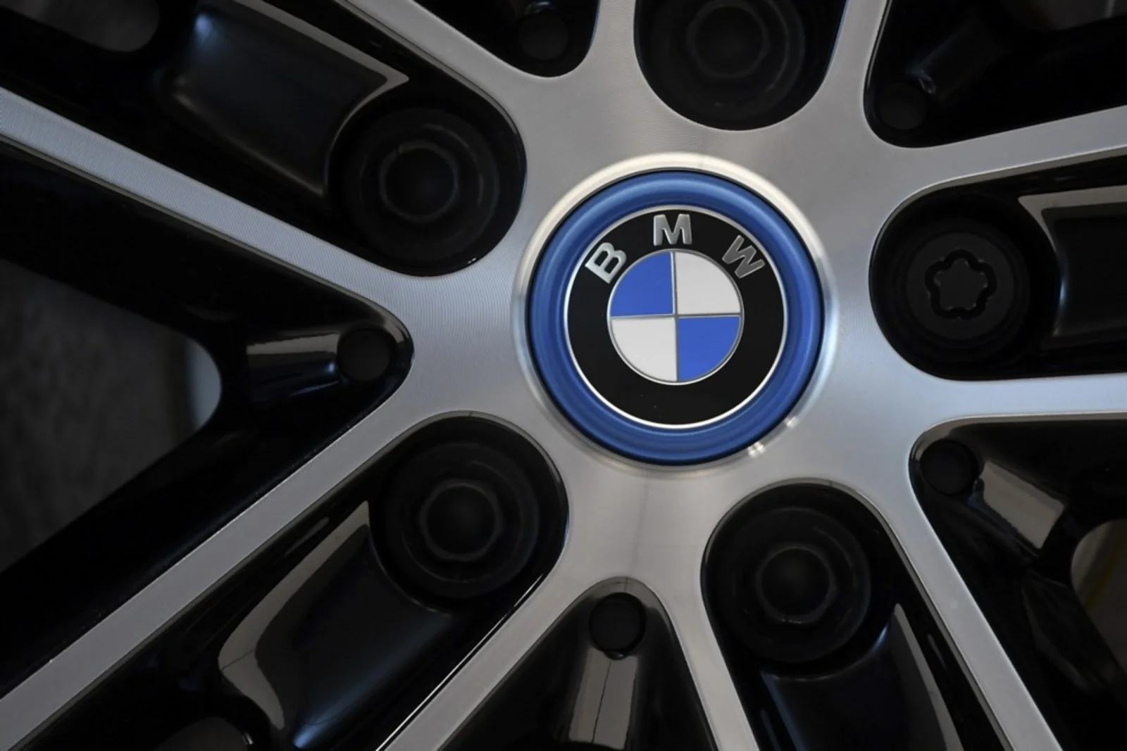 BMW downgrades 2026 targets on Middle East war, China woes
