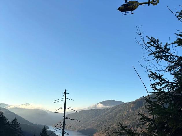 Frau (35) stürzt 20 Meter in die Tiefe – Rettungshubschrauber im Einsatz