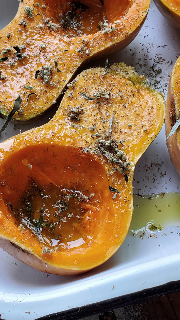 Mugwort Flowers: Dry the Invasive Herb for Cool Season Cooking