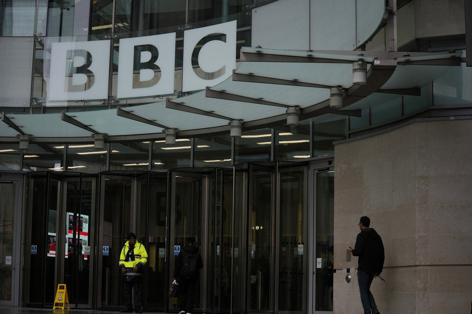 Ο Τραμπ απειλεί με μηνύσεις το BBC