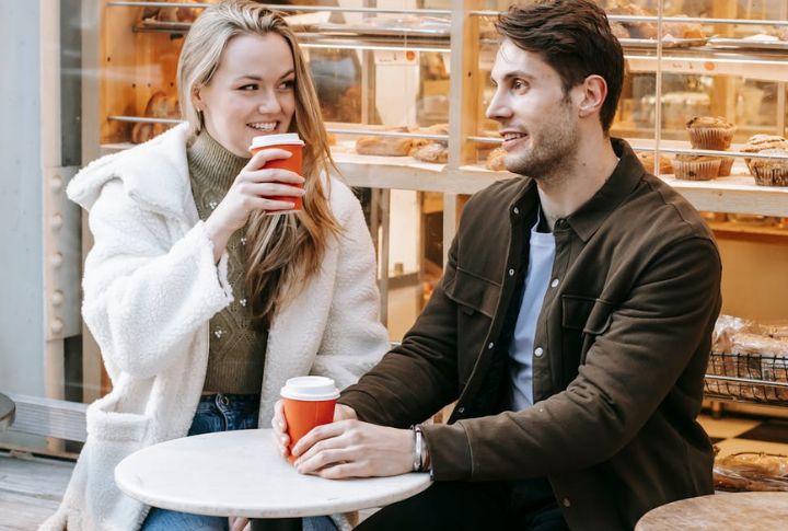 10 Mind Cues That Draw People Closer Without You Realizing It