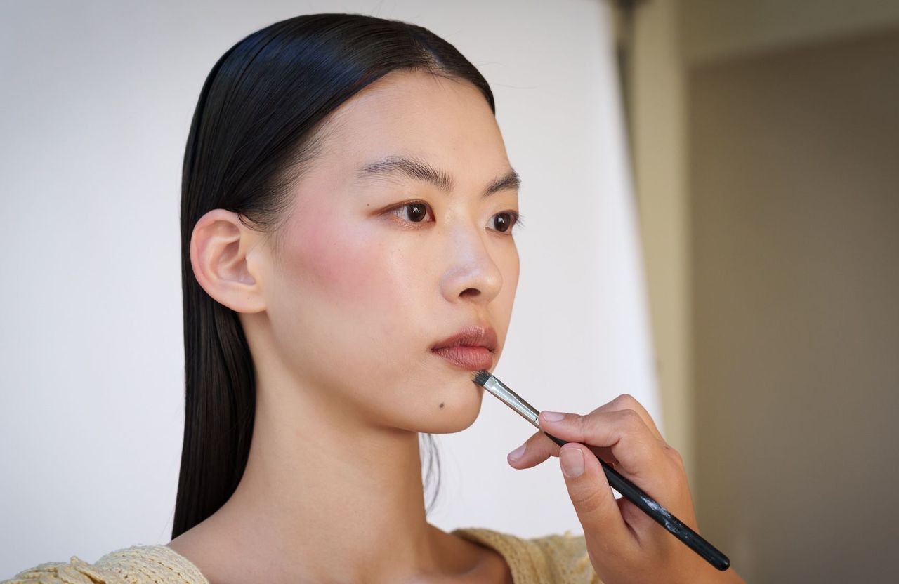 Voici l'astuce pour fixer son maquillage en moins de trente secondes ...