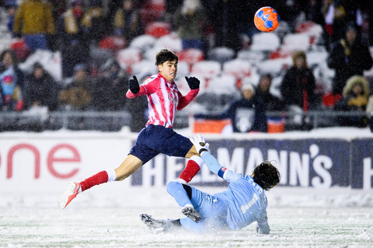 Tras despejar nieve para la prórroga, Ottawa vence 2-1 a Calgary en la ...